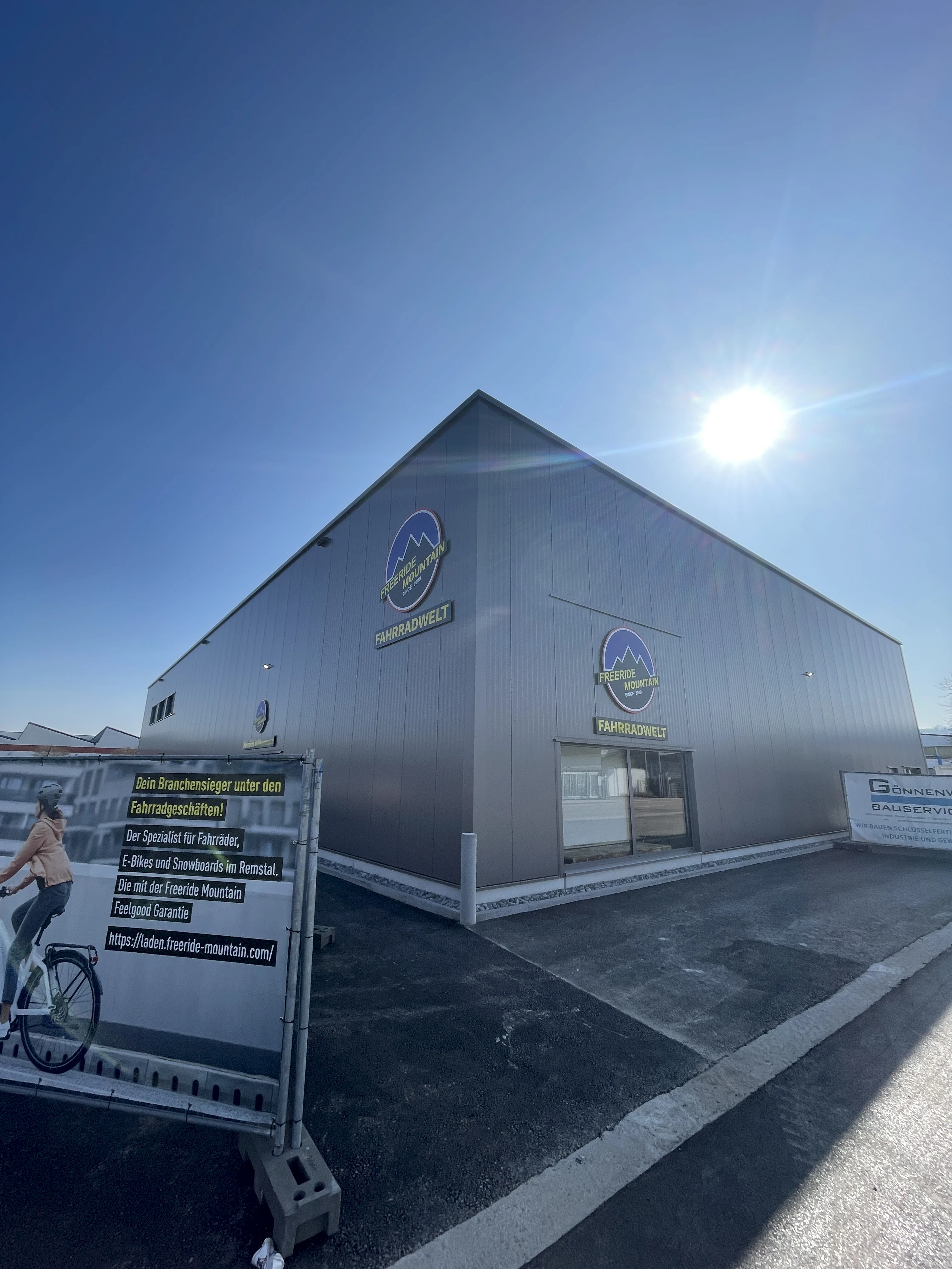 Freeride Mountain Neueröffnung - Fahrrad- & Snowboard-Fachgeschäft